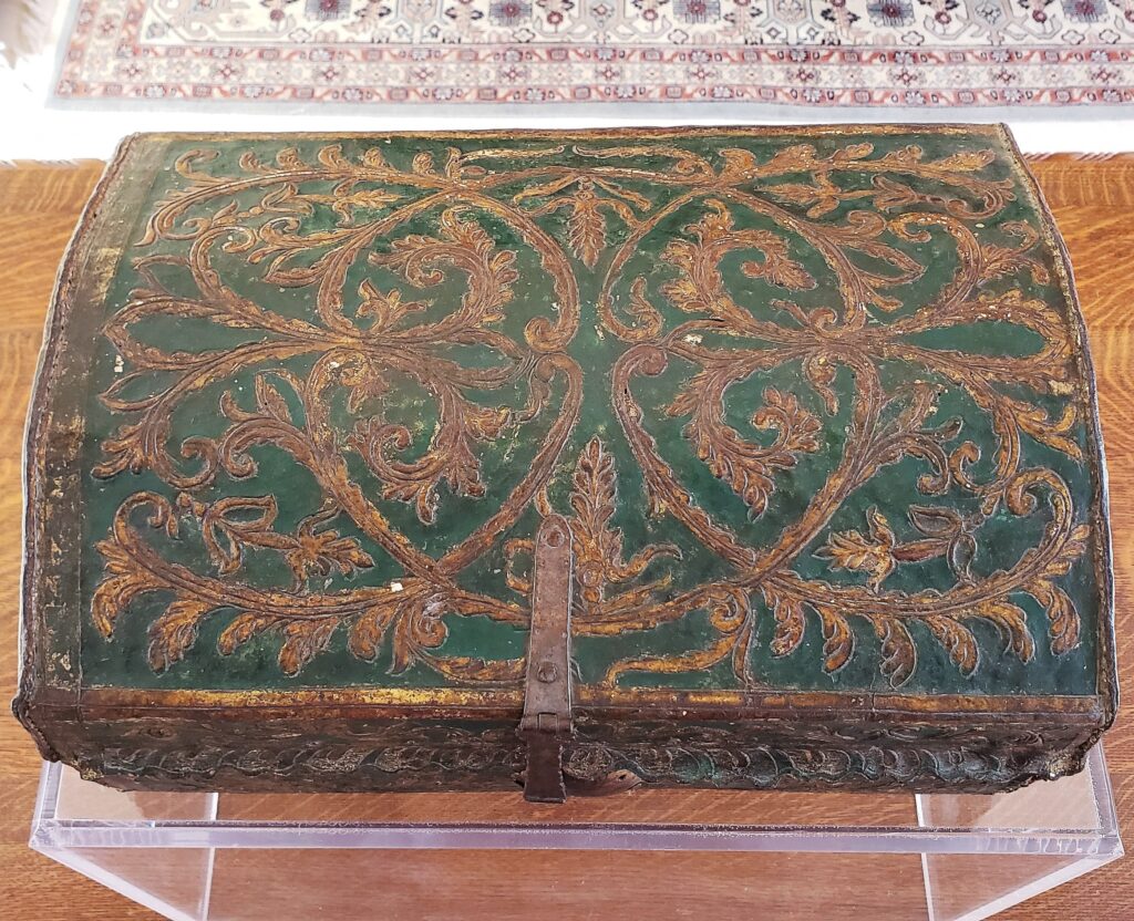 Arcón Colonial Peruano Cubierto en Piel Decorada Caja Baúl SXVII - 32 ...